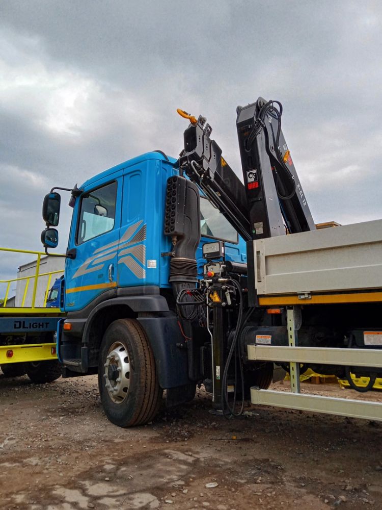 УСТАНОВКА МАНІПУЛЯТОРА HIAB НА ВАНТАЖІВКУ DAEWOO | DLIGHT